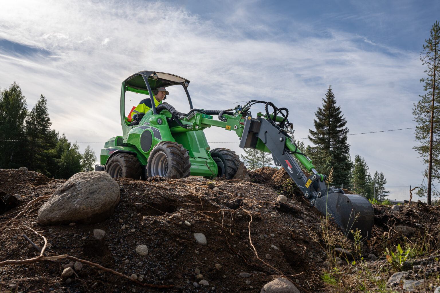 Mini digger 180 - Avant Tecno USA